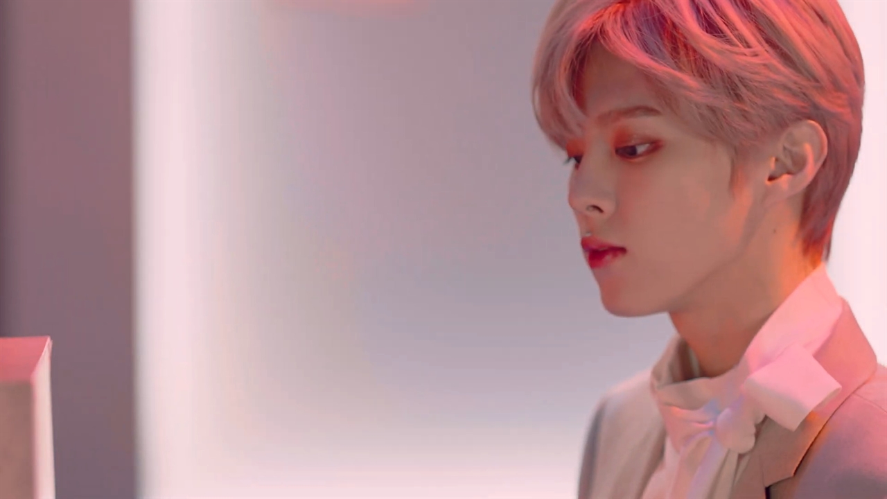 دانلود موزیک ویدئو کره ای رسمیKIM WOO SEOK -‘Sugar’ MV - نماشا